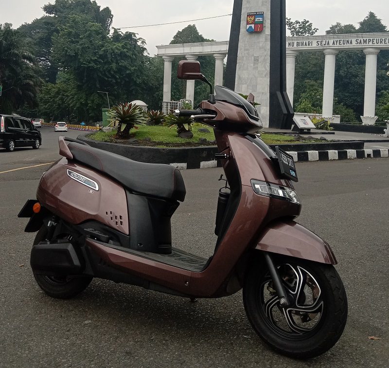Turing Pakai Motor Listrik TVS IQube S Jakarta-Ciloto No Worry